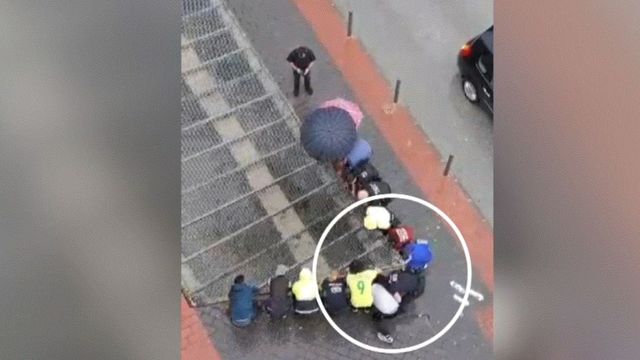 El rescate de un sintecho por los vecinos de Cieza en plena tormenta