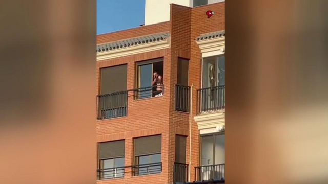 Un Hombre Se Atrinchera En Su Casa De Burriana Y Amenaza Desde La