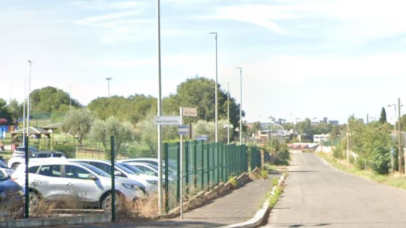 Muere una bebé olvidada en un coche en Roma: su padre, investigado