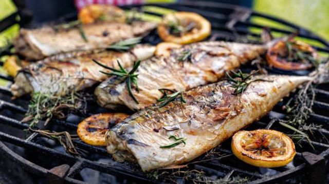 ¿Cómo hacer una barbacoa de pescado sin que se pegue a la parrilla? - NIUS
