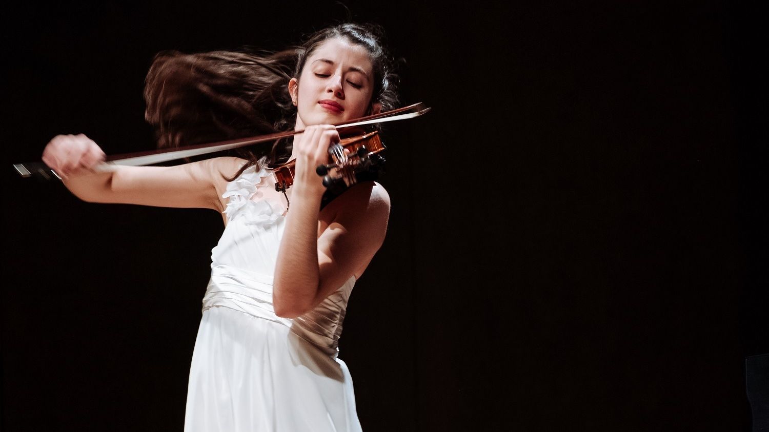 The mastery of María Dueñas on the violin, a prodigy of classical music ...