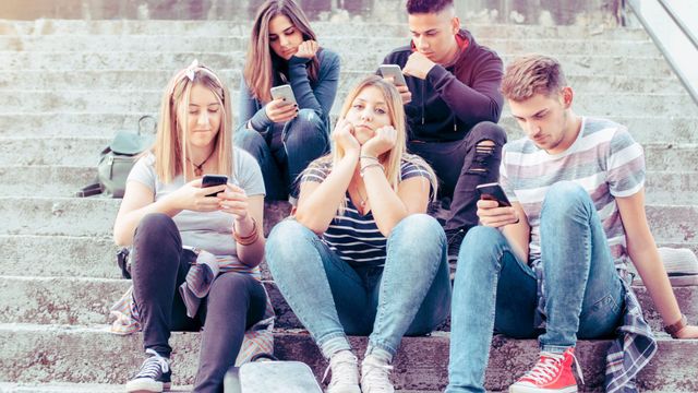 El peligro del 'phubbing' en la salud emocional y relacional de los ...