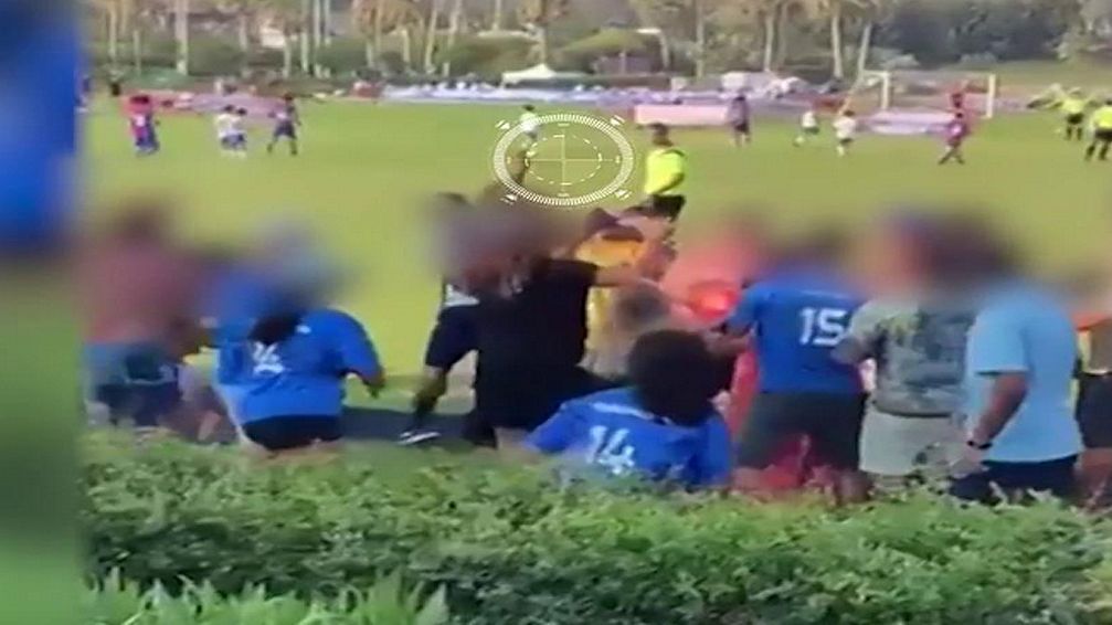Nueva agresión en un torneo infantil de fútbol: Intenta clavarle un ... Nueva agresión en un torneo infantil de fútbol: Intenta clavarle un ...
