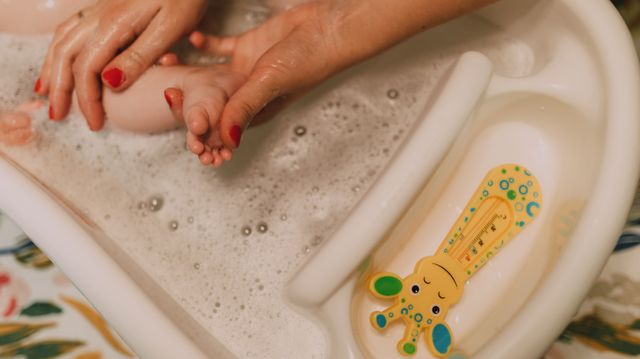 Cuándo y cómo bañar al recién nacido paso a paso - Divinity