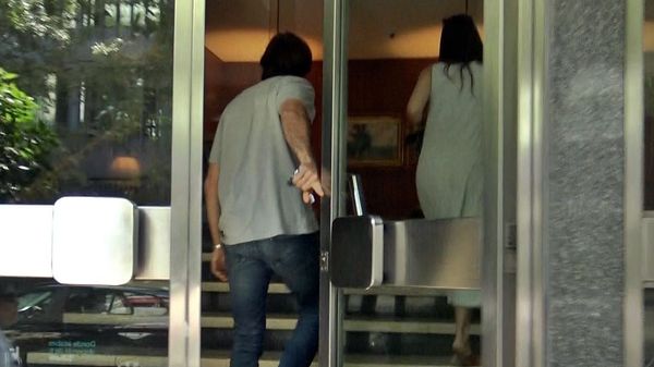 Álvaro Falcó e Isabelle Junot: sus fotos llegando a la casa de Marta Chávarri tras su muerte