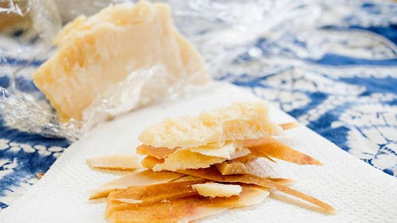 ¿Cómo hacer snacks con la corteza del parmesano? - NIUS