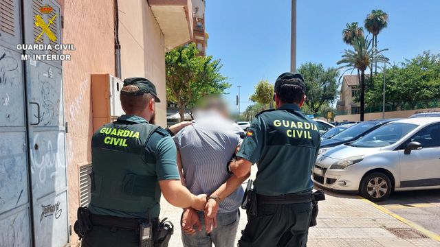 Acusan a un hombre de agredir y amenazar a su expareja con una pala en Valencia