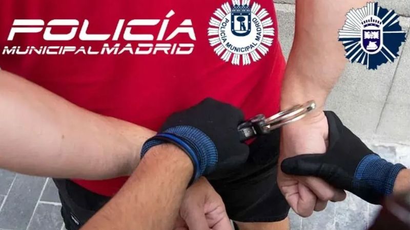 Intenta estrangular a su pareja delante del hijo