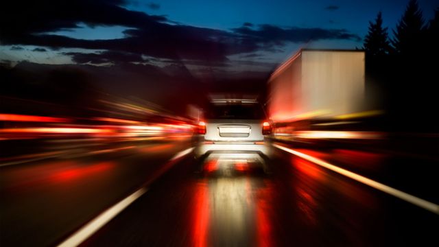 ¿Cómo avisar a otros conductores de que vas a frenar bruscamente?