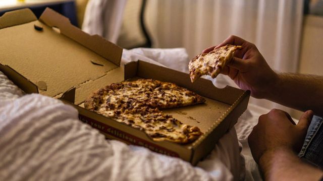 ¿Cómo afecta comer tarde a la salud intestinal?