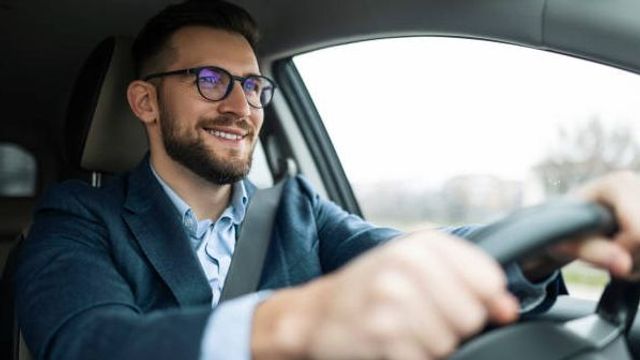 DGT: ¿Cómo sabes si usas gafas o lentillas mientras conduces? - NIUS