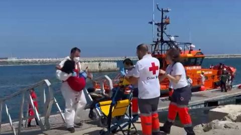 Vuelca una patera en Torrevieja: dos víctimas, un bebé salvado con un bidón