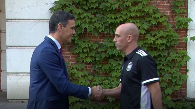 El saludo entre Pedro Sánchez y Luis Rubiales en Moncloa