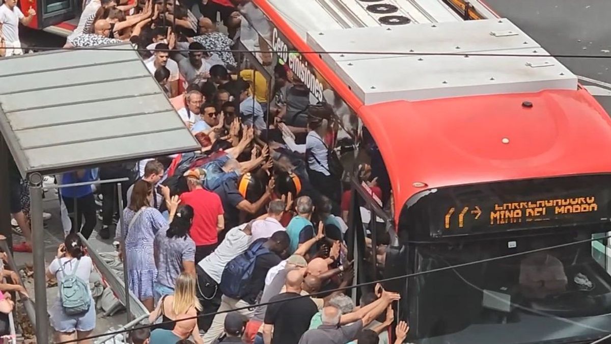 Decenas de bilbaínos rescatan un hombre, levantado un autobús