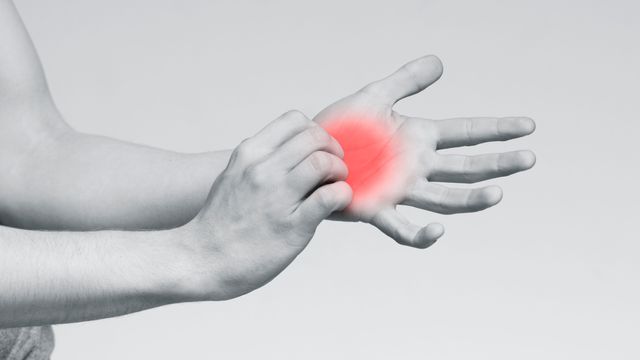 Por qué pican las palmas de las manos: causas y cómo evitarlo