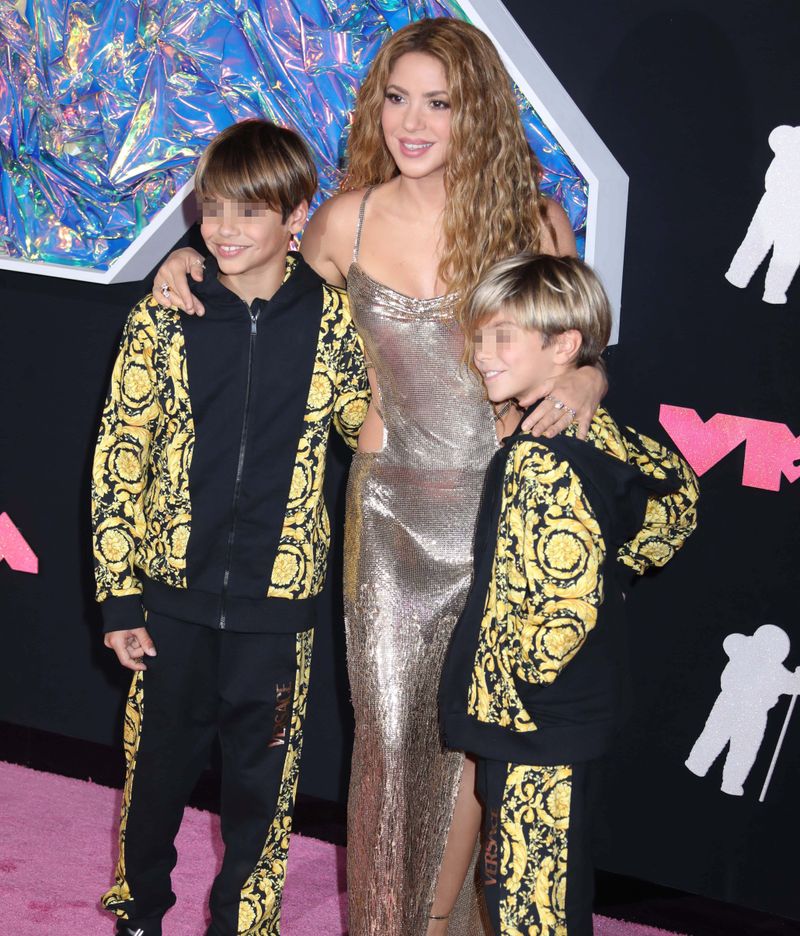 Shakira, a juego con sus hijos en los MTV VMAs: sus estilismos superan los 500 euros