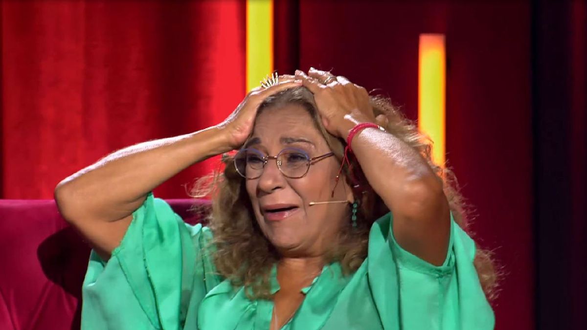 Carmen Flores aparece por sorpresa en el escenario y Lolita Flores estalla de alegría al verla ...