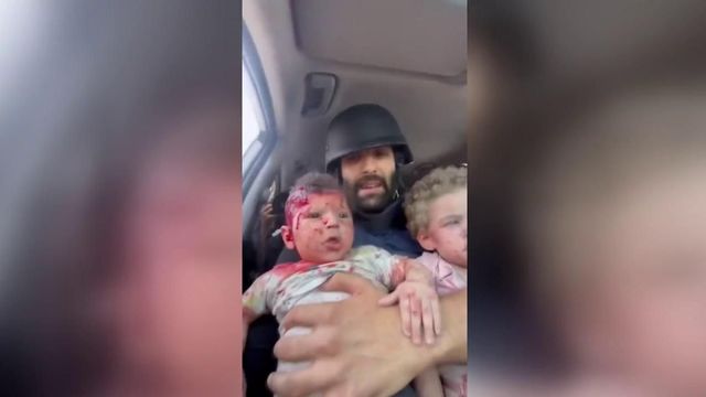 Motaz Azaiza lleva a dos bebés al hospital en Gaza