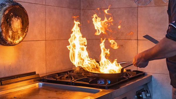 Cómo apagar el fuego de una sarten: qué hacer y qué no