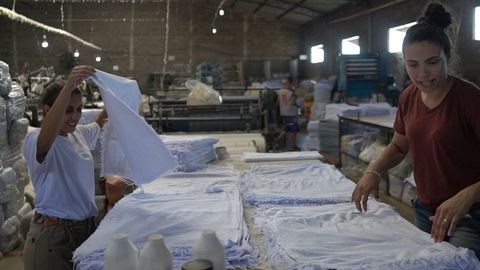 La ropa que envías a reciclar no llega donde crees: la investigación ...