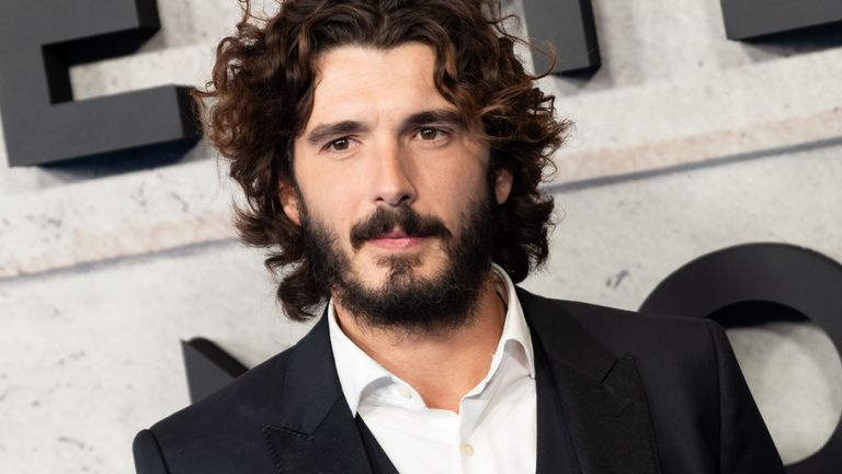 Yon González lleva siete años construyéndose su propia casa: su ...
