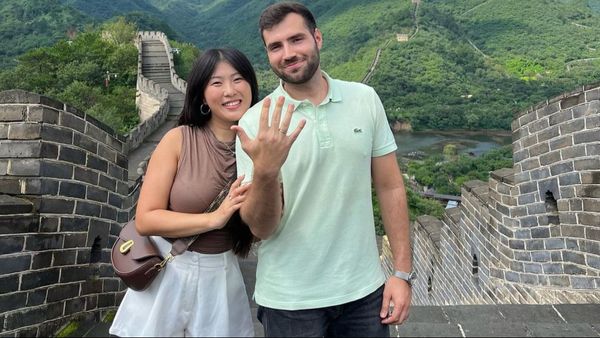 Críticas a una chica por ser ella la que pidió matrimonio a su novio