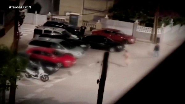 Un Hombre Corre Desnudo Perseguido Por Alguien Con Un Cuchillo Tardear