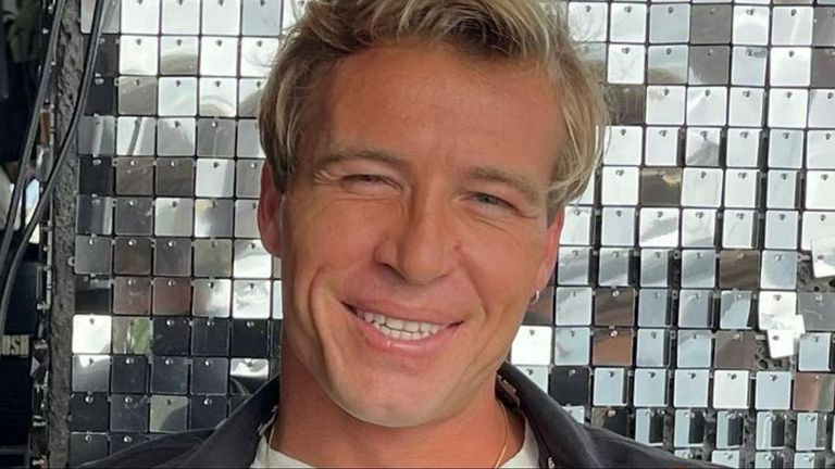 Críticas a Álex Zacharias por conducir con su novia sentada en su ...