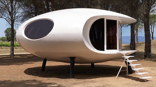 Un 'ovni' entre los viñedos de Girona: la casa inspirada en la era espacial