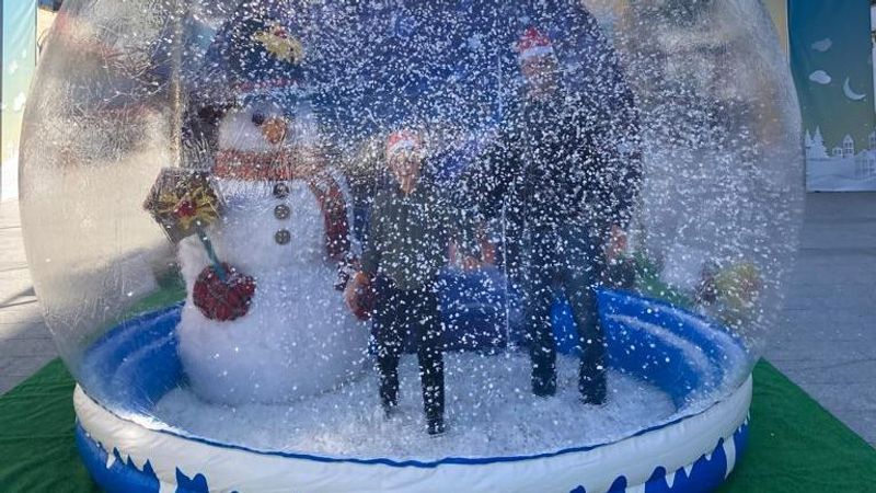 Una gigantesca bola de nieve para las fotos navideñas en Chiclana, Cádiz