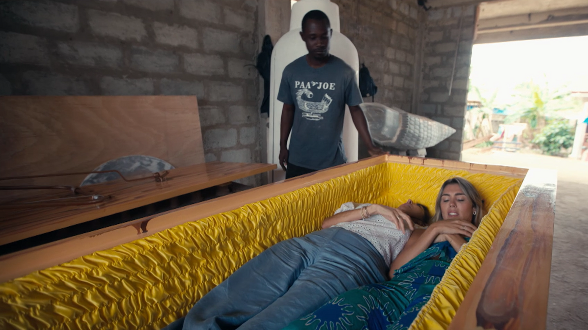 Paz Padilla se compra en Ghana un ataúd con forma de pito de Carnaval ...