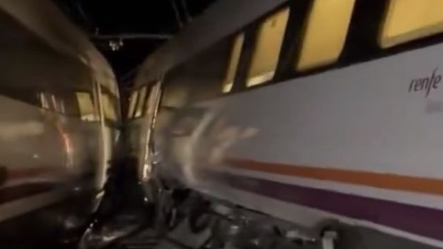 253 evacuados con 13 heridos tras el choque de dos trenes en Álora, Málaga