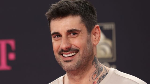 Melendi posa por primera vez con sus cinco hijos: la foto - Divinity