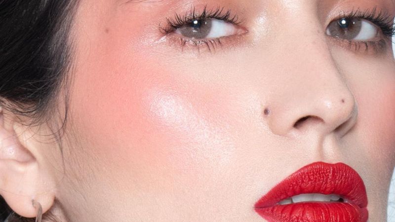 Guía de uso del colorete rojo: el tono más popular en las tendencias de ...