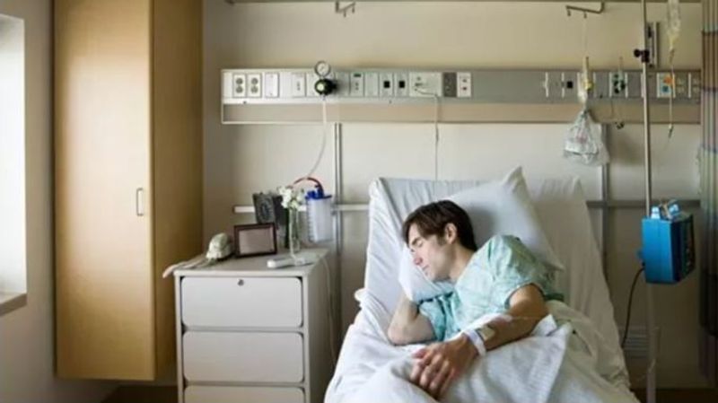 Los pacientes hospitalizados que descansan cerca de la ventana duermen ...