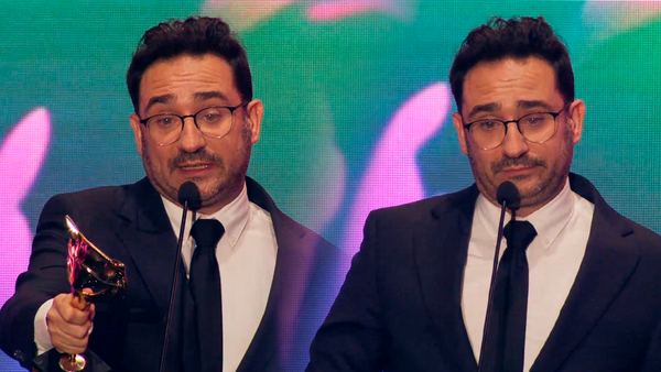 Bayona posa junto a su hermano gemelo, Carlos, y sus fans alucinan con ...