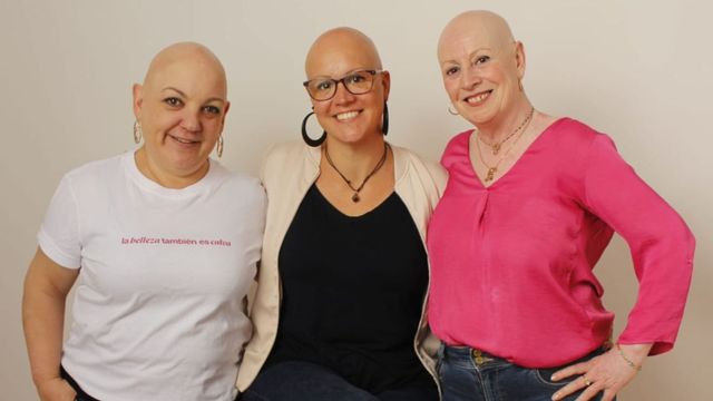 Las 'pelonas', mujeres que visibilizan la alopecia en Barcelona ...