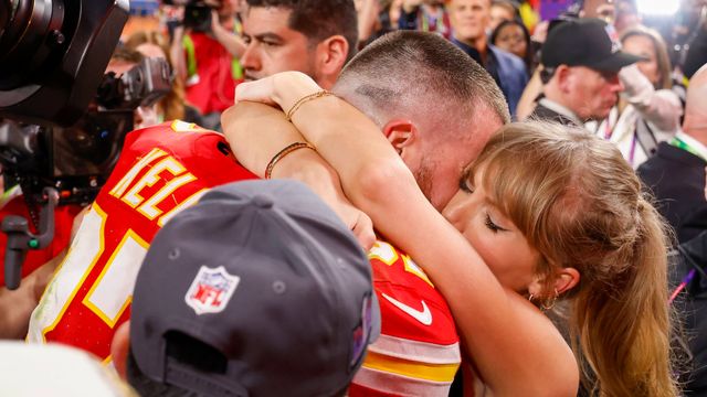 Taylor Swift y Travis Kelce: su apasionado beso viral en la Super Bowl - Divinity