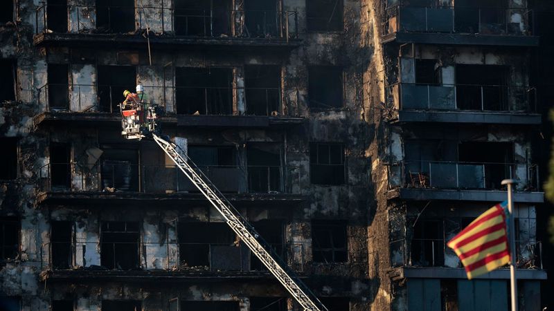 La fachada del edificio incendiado en Valencia cumplía con la normativa