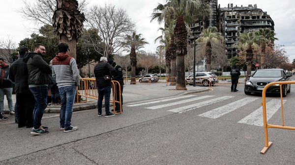 Los vecinos retiran sus vehículos del garaje del edificio incendiado en ...