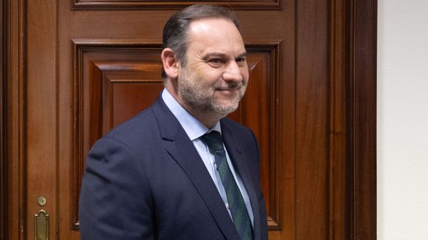 La vida privada de José Luis Ábalos: padre de cinco hijos y casado tres ...