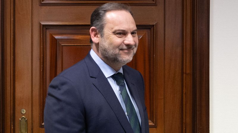 La vida privada de José Luis Ábalos: padre de cinco hijos y casado tres ...