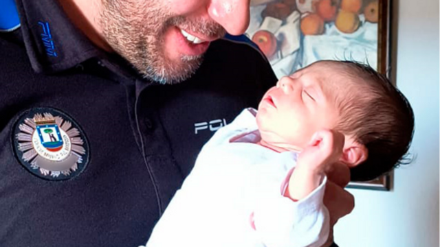Agentes de la policía municipal salvan la vida a un bebé en Moratalaz