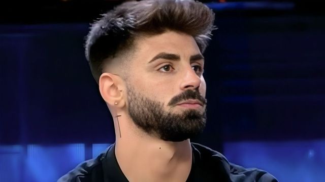 Isaac Torres enseña el regalo que le ha hecho su hija en común con ...