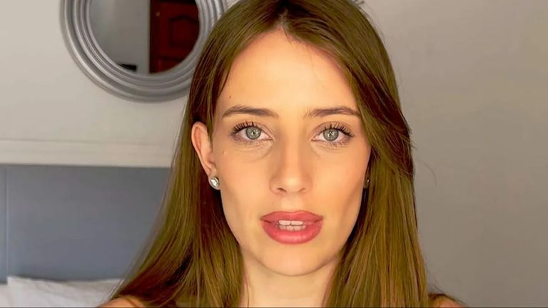 Ruth González alaba a una de sus compañeras - La isla de las tentaciones