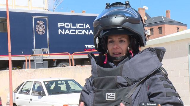 Así trabajan las mujeres TEDAX desactivando explosivos