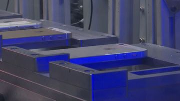 Así es 'Daisy', el único robot de Europa que recicla Iphones en 18 segundos