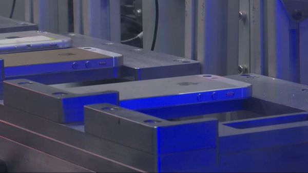 Así es 'Daisy', el único robot de Europa que recicla Iphones en 18 segundos