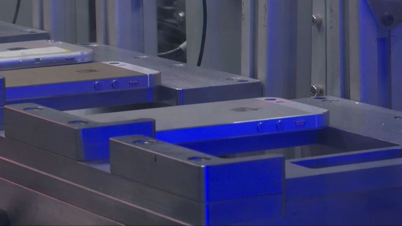 Así es 'Daisy', el único robot de Europa que recicla Iphones en 18 segundos