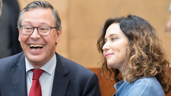 Así es Alfonso Serrano, el acompañante de Ayuso en la boda de Almeida ...
